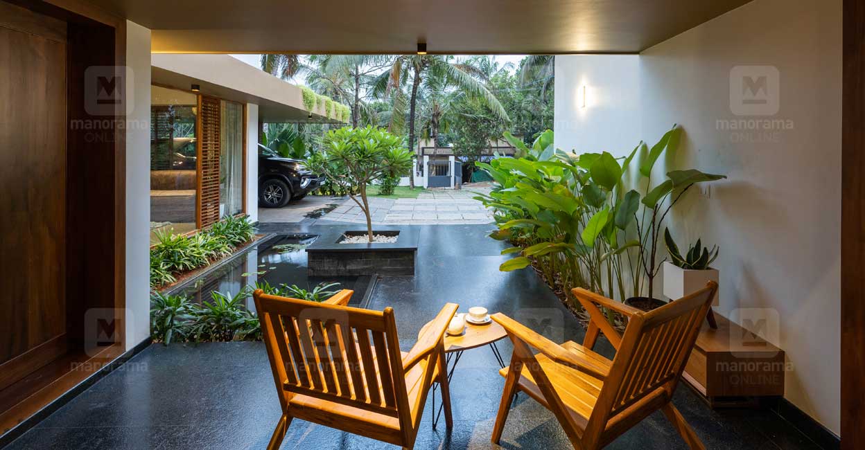 ഒരുരക്ഷയുമില്ല; ഇത് കാഴ്ചയുടെ ഉത്സവം തീർക്കുന്ന വീട്! | വീടും പ്ലാനും ...