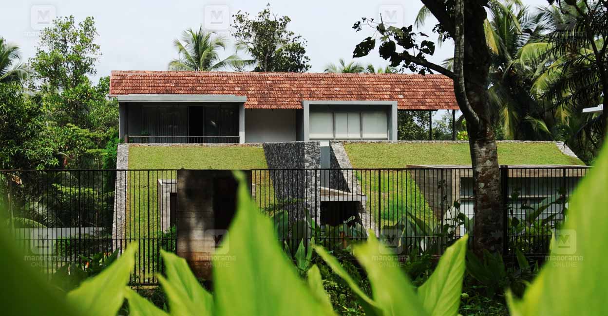 ഇതെന്താണ് സംഭവം! കൗതുകം നിറയുന്ന വേറിട്ട വീട്