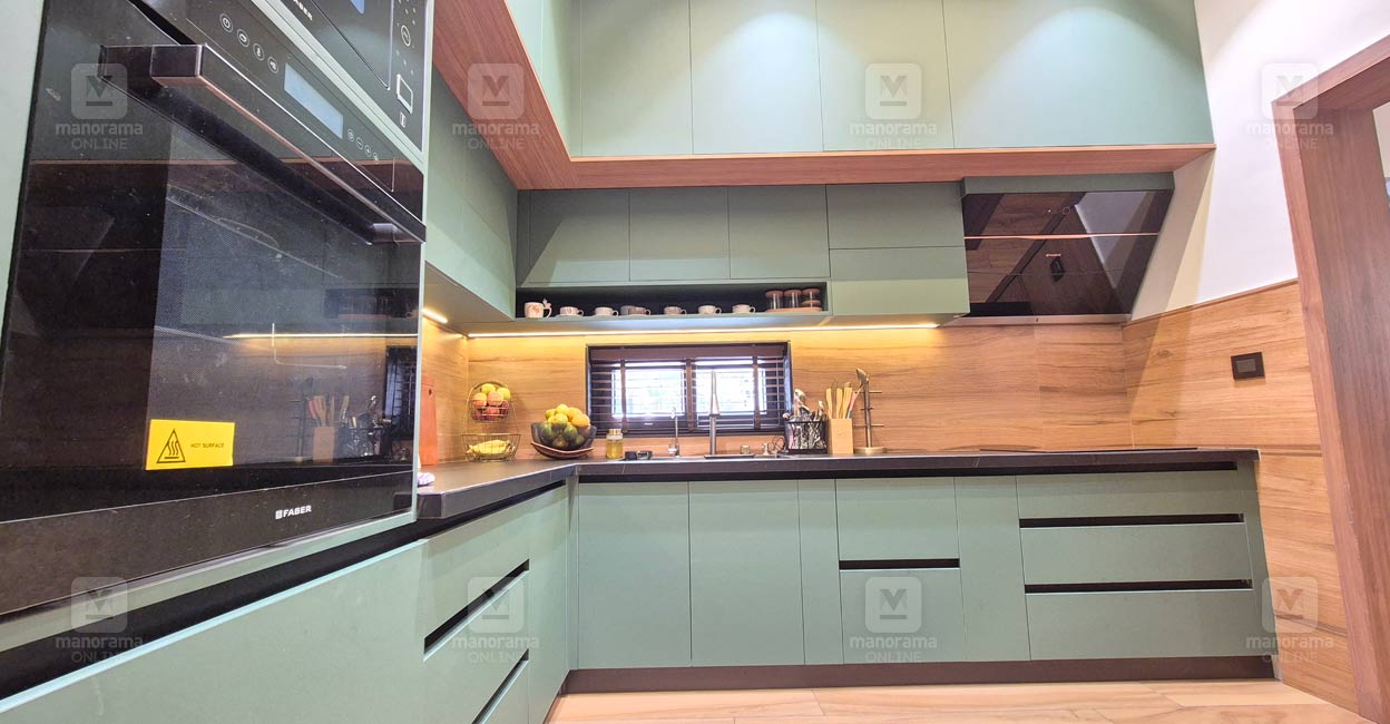 മൊബൈലിൽ സ്മാർട്ടായി നിയന്ത്രിക്കാം: ഒരുനിലയിൽ അമ്പരപ്പിക്കുന്ന ആഡംബരവീട്! വിഡിയോ