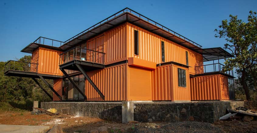 നഗരത്തിരക്കിൽ നിന്നും രക്ഷപ്പെടണം; ഷിപ്പിങ് കണ്ടെയിനർ കൊണ്ട് കുഞ്ഞന് ...