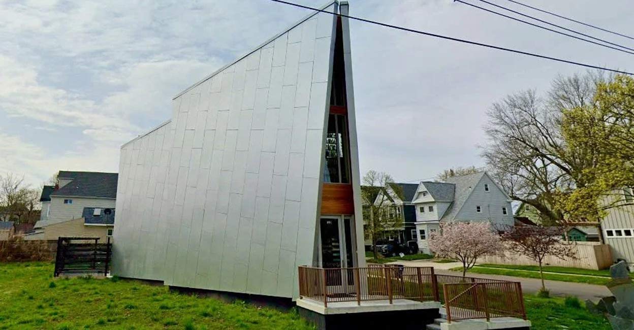 കണ്ടാൽ വിശ്വസിക്കുമോ! ഇത് 84-കാരൻ നിർമിച്ച ത്രികോണ വീട്; വില കോടികൾ