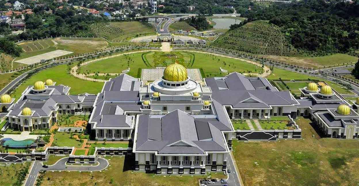 1700 പരം മുറികൾ, അമൂല്യ രത്നങ്ങൾ പതിപ്പിച്ച അലങ്കാരങ്ങൾ, 165 അത്യാഡംബര ...