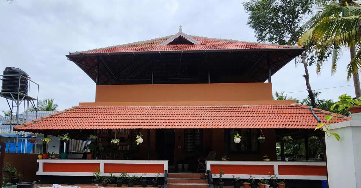 അന്ന് തെരുവിലേക്കിറക്കപ്പെട്ടു, പിന്നീട് എസ്‌ഐ, ഇപ്പോൾ സ്വന്തം വീട് ...