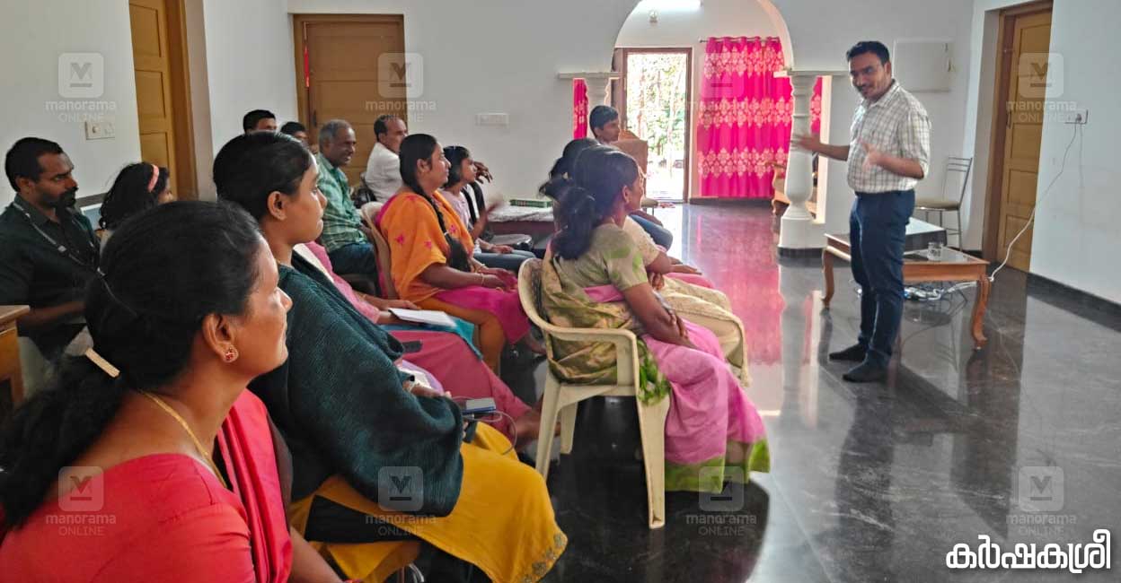 കുട്ടിക്ഷീരകർഷകന്റെ വീടകം ക്ലാസ്‌മുറി; വീട്ടിലെത്തി പശുവളർത്തൽ പരിശീലനം ...
