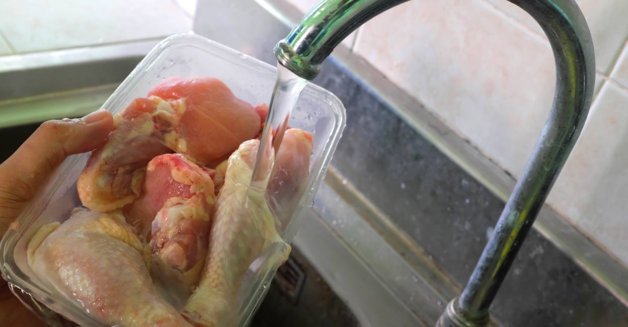 സാൽമൊണല്ല എന്ന സൈലന്റ് കില്ലർ; കോഴിയിറച്ചി കൈകാര്യം ചെയ്യുമ്പോ ...