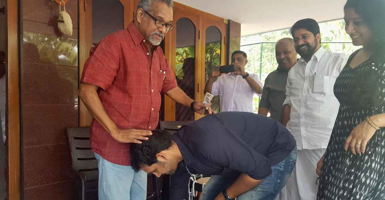 ചെണ്ടക്കോൽ സമ്മാനിച്ച എഴുത്തുകാരൻ - Kailash | TP Rajeevan | Manorama ...