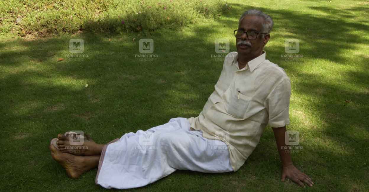 പ്രകാശത്തിന്റെ വിരലുകളെഴുതിയ കഥകൾ - T Padmanabhan | Malayalam Writer ...