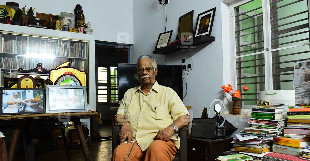 പ്രകാശത്തിന്റെ വിരലുകളെഴുതിയ കഥകൾ - T Padmanabhan | Malayalam Writer ...