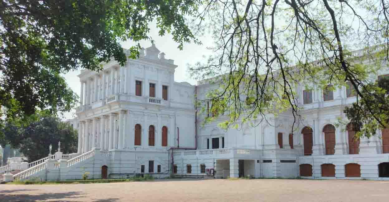വാതിലുകളില്ലാത്ത രഹസ്യമുറിയെന്ന സംശയം; 25 ലക്ഷത്തിലധികം പുസ്തകങ്ങളുള്ള ...