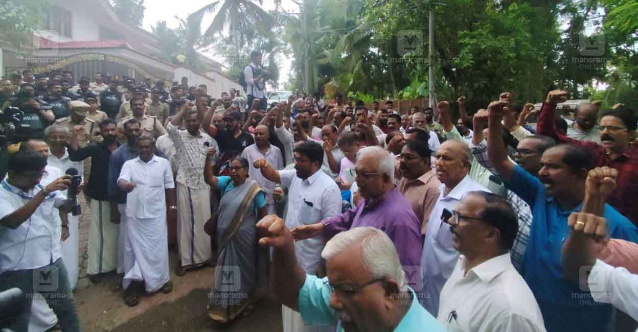 പിണറായിയുടെ വീട്ടിലെ റെയ്ഡ്: ഇ.ഡി ഉദ്യോഗസ്ഥർക്കെതിരെ മുദ്രാവാക്യം ...