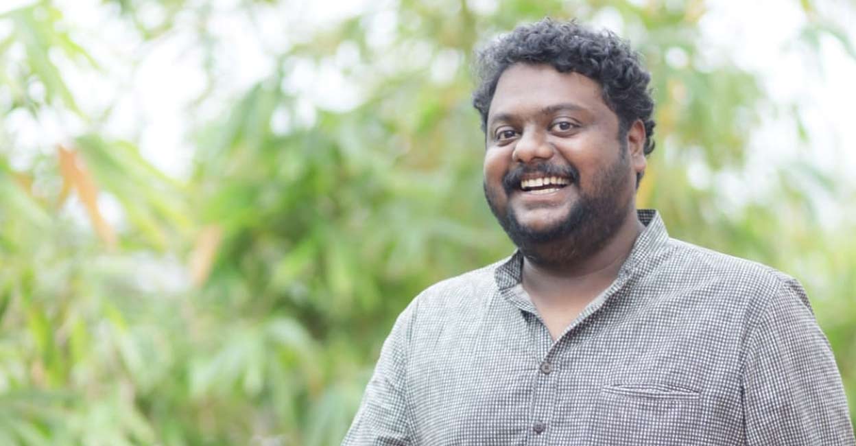 ‘അറ്റൻഷൻ പ്ലീസ്’; കൂട്ടുകാരനെ കുത്തി വീഴ്ത്തിയ സൈക്കോ ഇവിടുണ്ട് ...