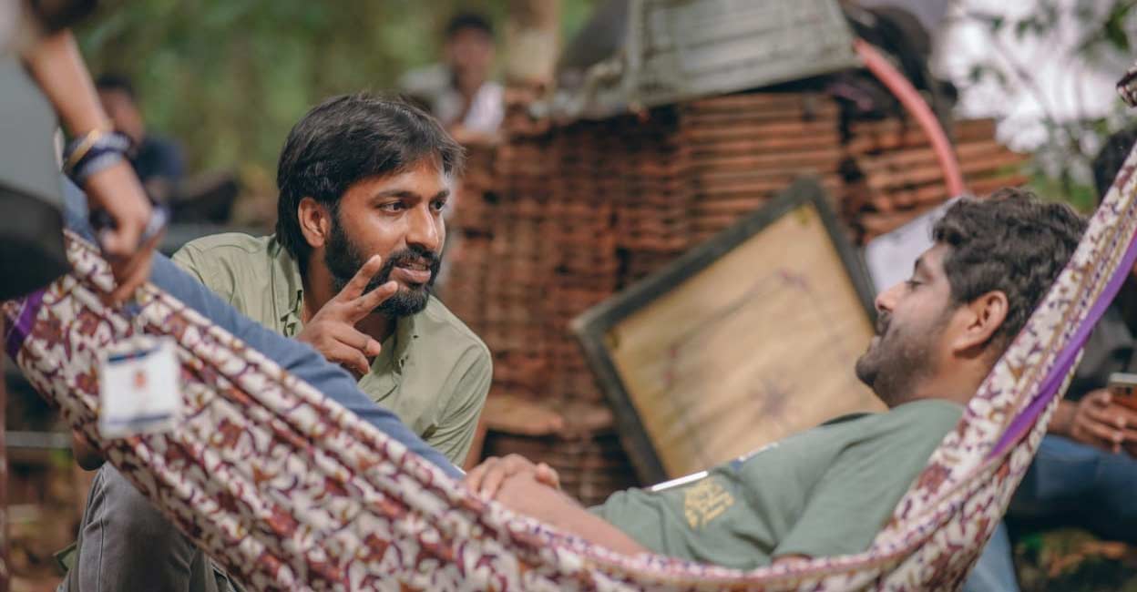 കോഴിയെ അഭിനയിപ്പിക്കുന്നത് നിസാരമല്ല, ആന്റണിക്കും കിട്ടി കൊത്ത്: വിനീത് വാസുദേവൻ അഭിമുഖം ...