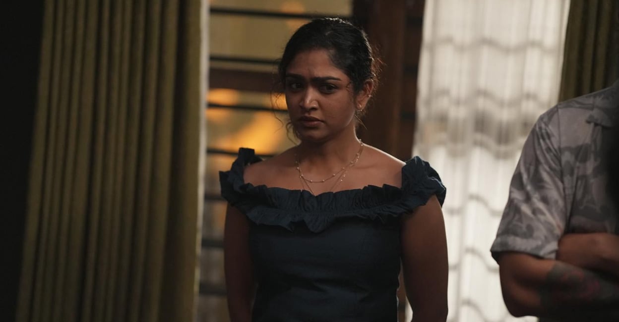 എന്റെ ദേഹത്ത് ഇട്ട പലകയിലാണ് സാഗർ കിടന്നത്: ‘പണി’യിലെ കലിപ്പന്റെ കാന്താരി പറയുന്നു | Merlet Ann ...