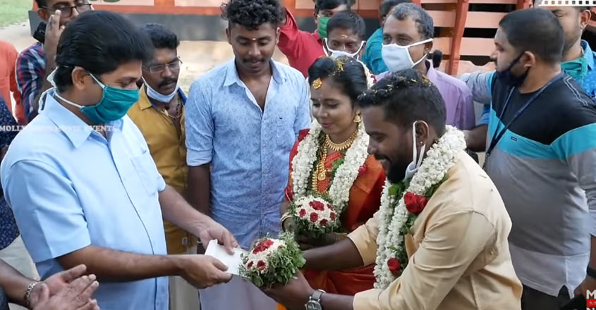 മണികണ്ഠനും നവവധുവും നാടിനാകെ അഭിമാനം; 50,000 രൂപ തന്നത് വിവാഹവേദിയി ...
