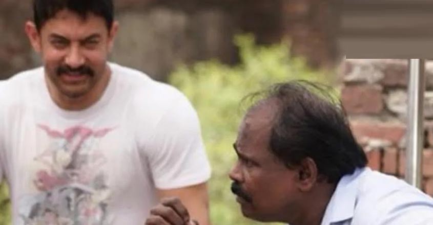 ലോക്ഡൗണില്‍ അസിസ്റ്റന്റിന്റെ അന്ത്യകര്‍മങ്ങളില്‍ പങ്കെടുത്ത് ആമിര് ...