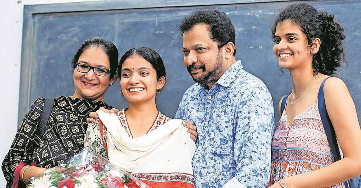 അവാർഡ് ‘നൈറ്റ് ഡ്രൈവി’ൽ ആഹ്ളാദത്തോടെ അന്ന! | Anna Ben Family