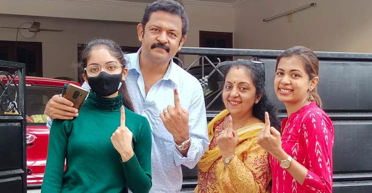 സിന്ധുവിനും മക്കൾക്കുമൊപ്പം വോട്ട് ചെയ്ത് കൃഷ്ണകുമാർ; വിഡിയോ ...