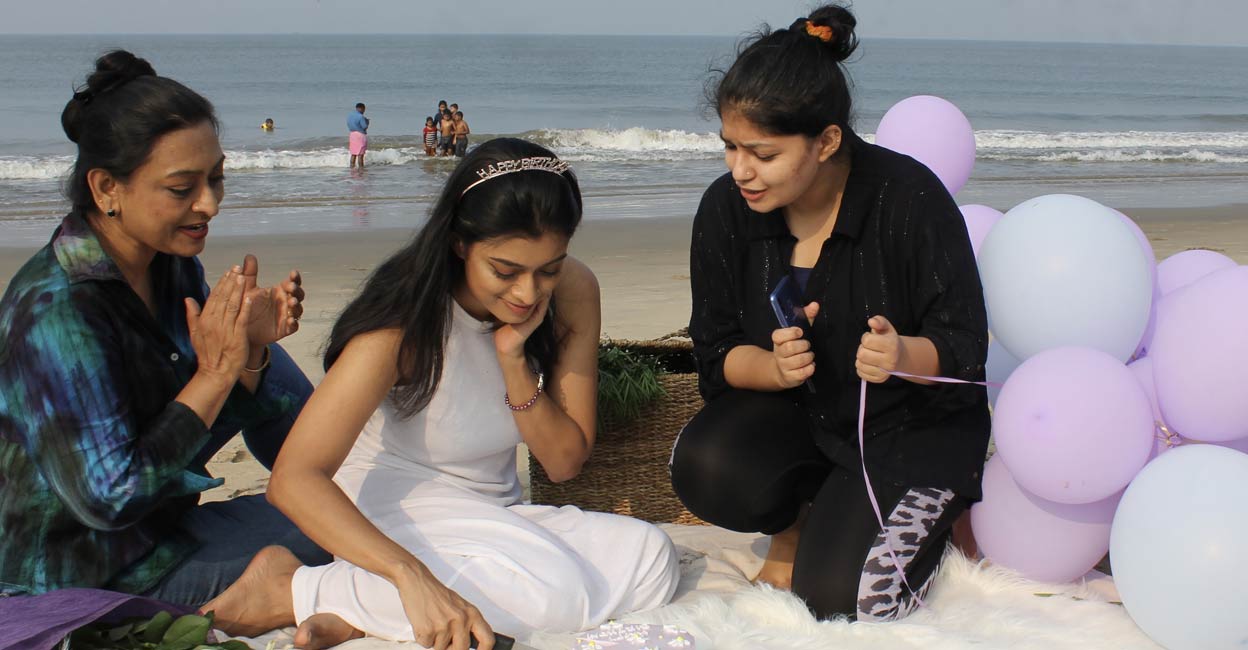 കടൽത്തീരത്ത് വെളുപ്പിന് പിറന്നാൾ ആഘോഷിച്ച് നടി പ്രിയംവദ | Priyamvada ...