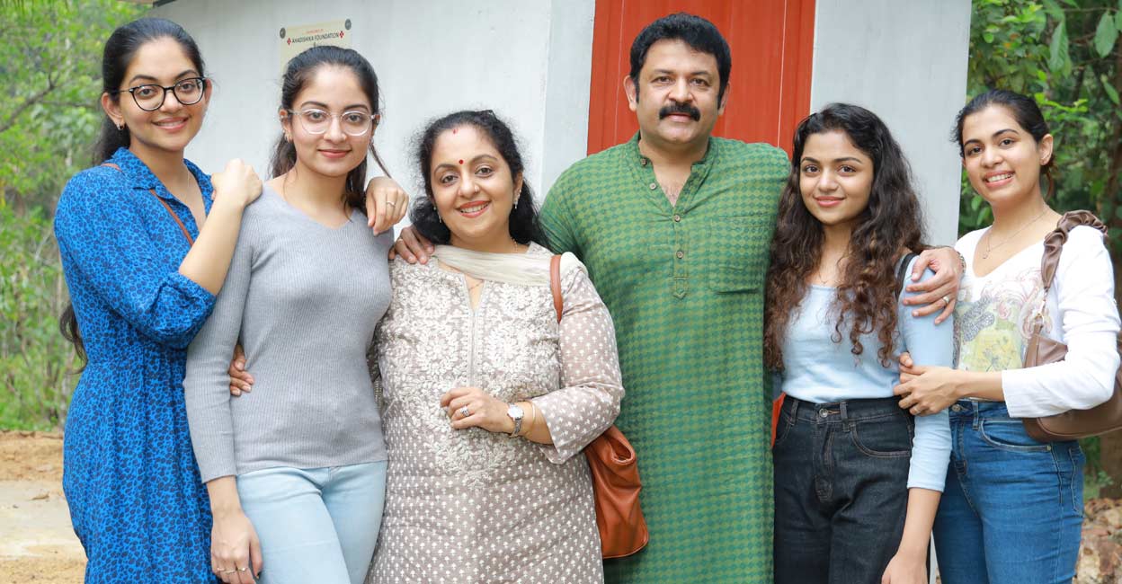 9 വീടുകൾക്ക് ശൗചാലയങ്ങൾ; വാക്ക് പാലിച്ച് കൃഷ്ണകുമാറും മക്കളും | Krishnakumar Ahaana