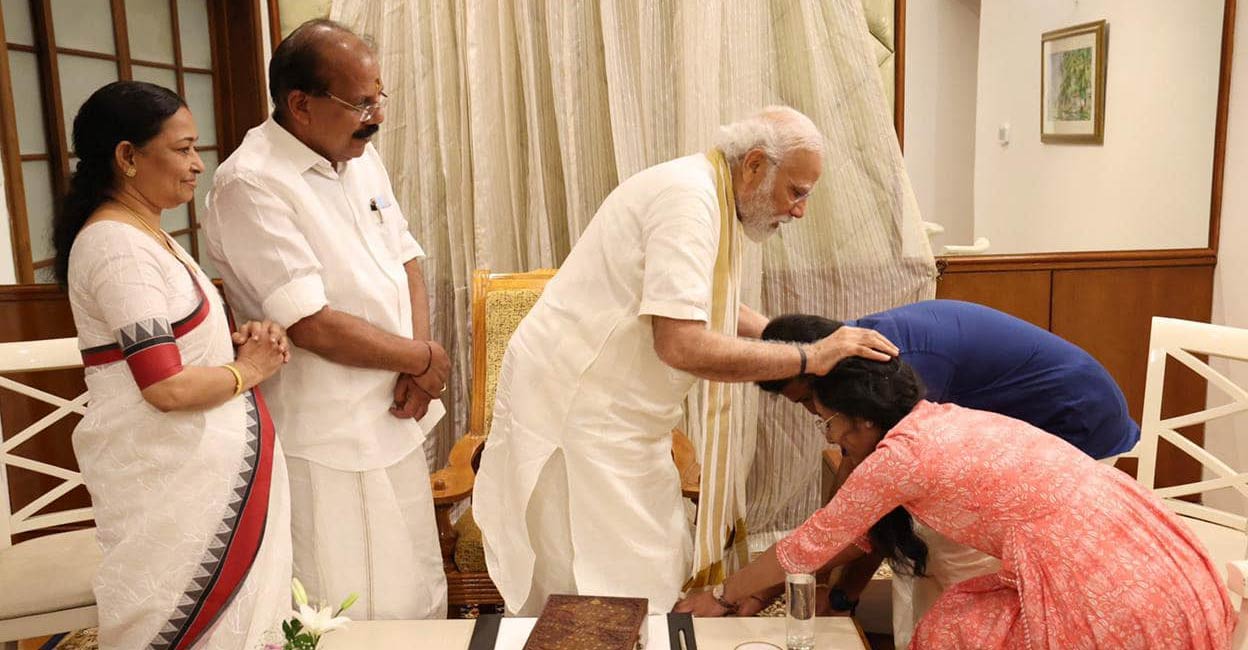 പ്രധാനമന്ത്രിയെ വിവാഹത്തിന് ക്ഷണിച്ച് ‘മേപ്പടിയാൻ’ സംവിധായകൻ; ചിത്രങ്ങ ...