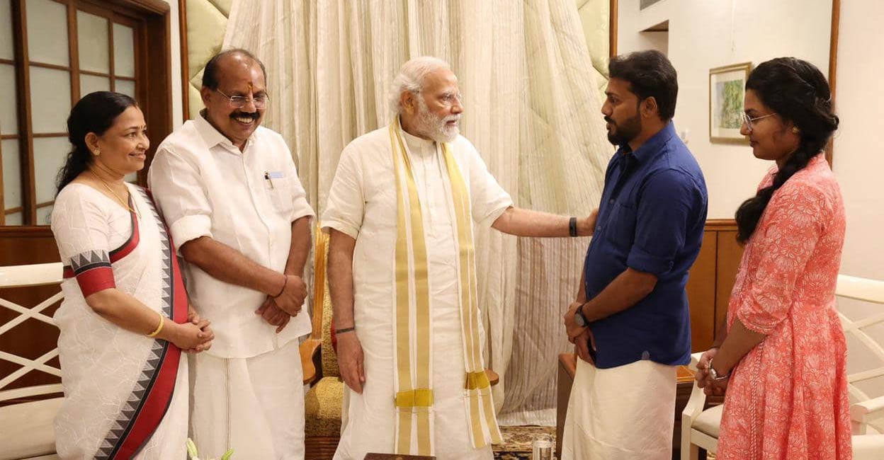 പ്രധാനമന്ത്രിയെ വിവാഹത്തിന് ക്ഷണിച്ച് ‘മേപ്പടിയാൻ’ സംവിധായകൻ; ചിത്രങ്ങ ...