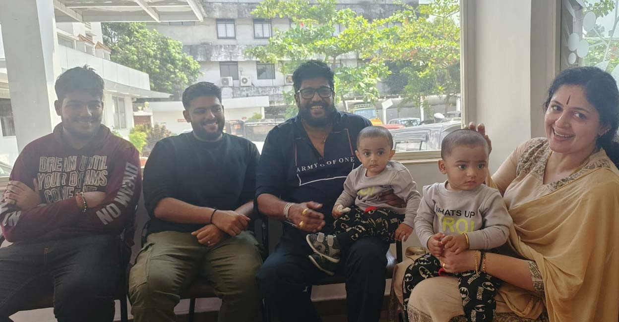 നടി സുമയുടെ ഇരട്ടക്കുട്ടികളെ കൊഞ്ചിച്ച് ഷാജി കൈലാസും ആനിയും; ചിത്രങ്ങ ...