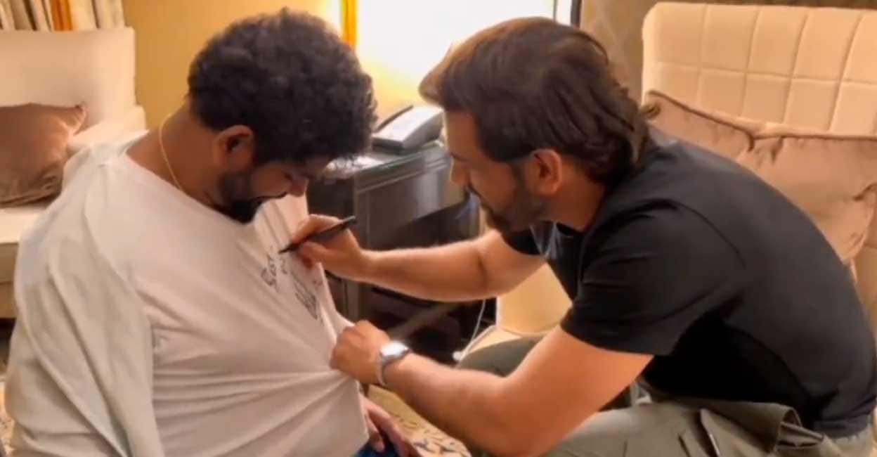 വിഘ്നേഷിന്റെ ‘നെഞ്ചിൽ’ ധോണിയുടെ ഓട്ടോഗ്രാഫ്; വിഡിയോ | Vignesh Shivan Dhoni