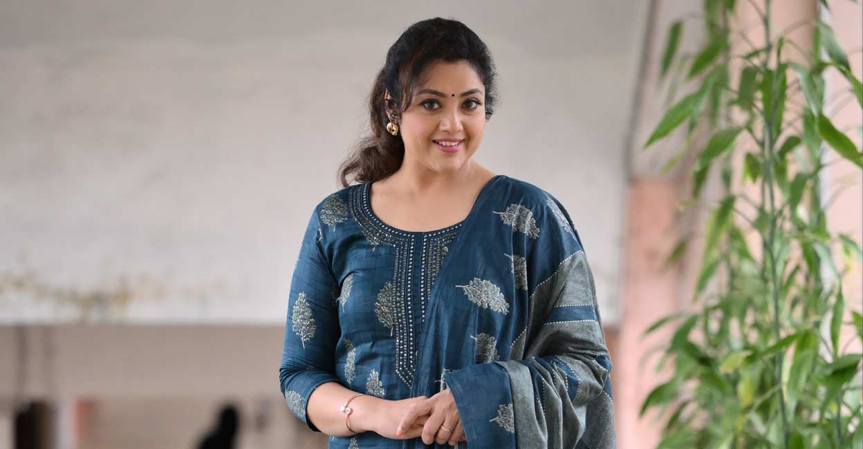 മീന അറ്റ് 40; മലയാളത്തില്‍ 40 വർഷങ്ങൾ പൂർത്തിയാക്കി നടി മീന | Meena at 40