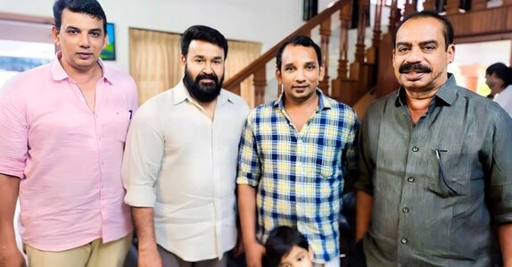 ഗഫൂറിന്റെ വീട്ടിൽ ദാസനെത്തി; മാമുക്കോയയുടെ കുടുംബത്തിനൊപ്പം മോഹന്‍ലാ ...