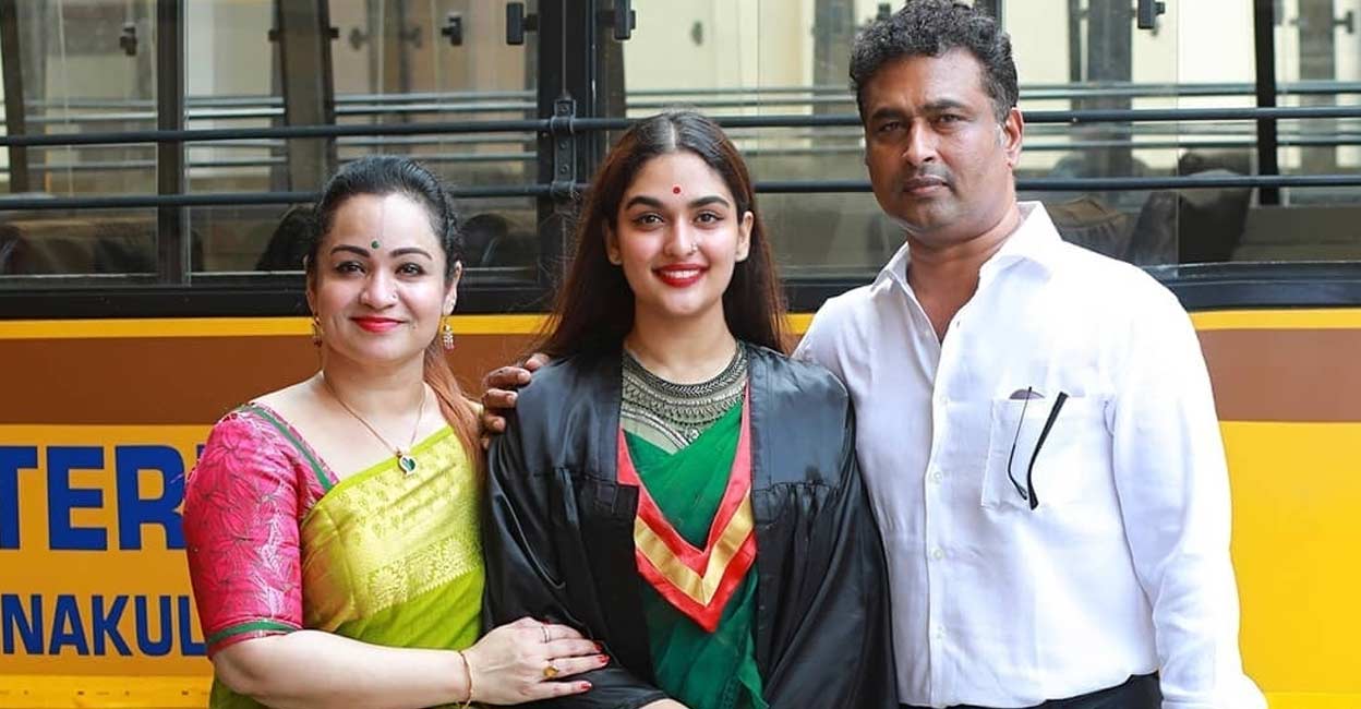 പ്രയാഗ വളരെ നല്ല കുട്ടി, വാർത്തകൾ തെറ്റ്: അച്ഛൻ മാർട്ടിൻ | Prayaga ...