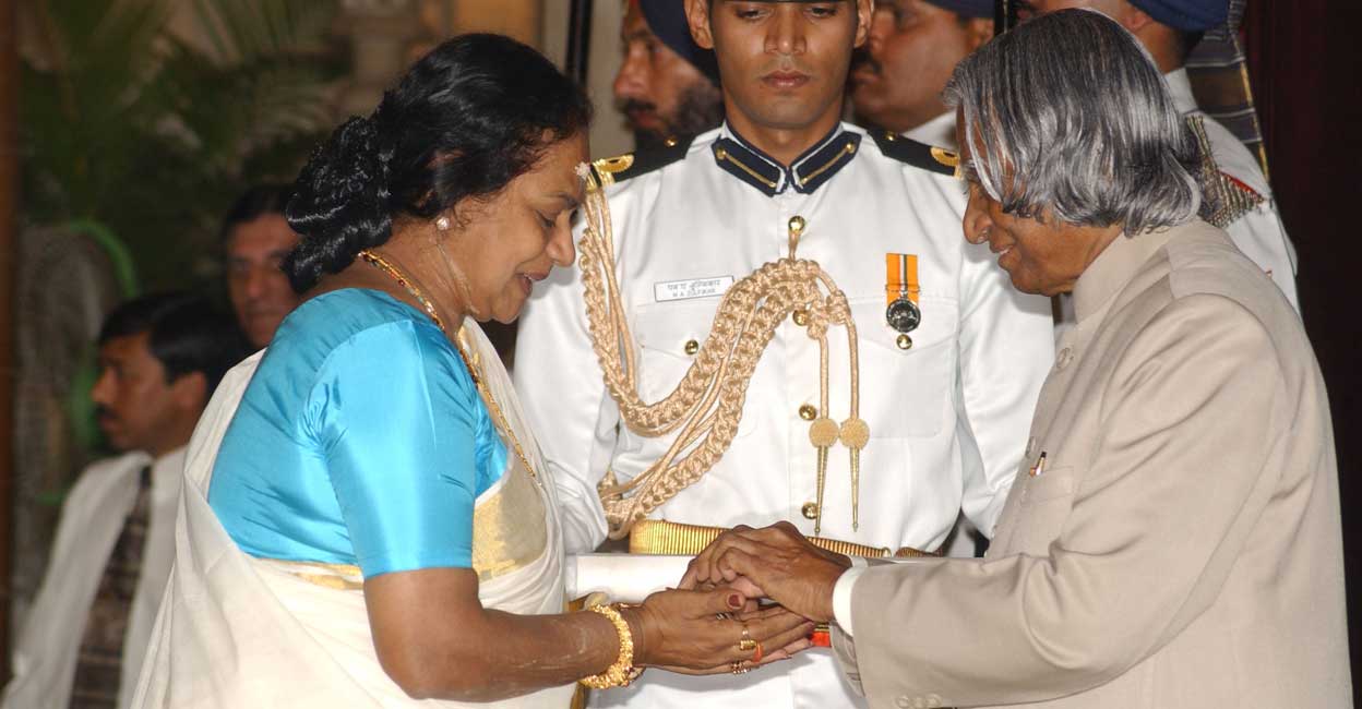 ‘എനിക്ക് ലിസിയെ കാണണം’: മരണക്കിടക്കയിൽ സുകുമാരി പറഞ്ഞു | Legendary ...