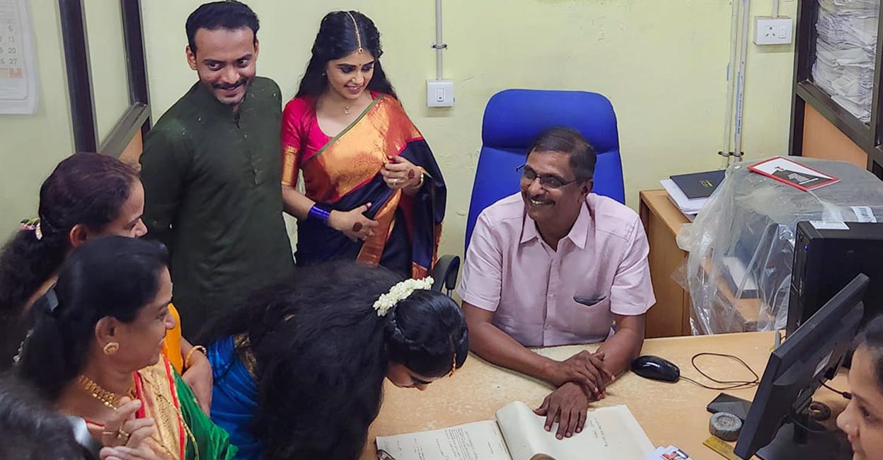 ഭീഷ്മപർവത്തിന്റെ തിരക്കഥാകൃത്ത് ദേവദത്ത് ഷാജി വിവാഹിതനായി; വധു നടി ...