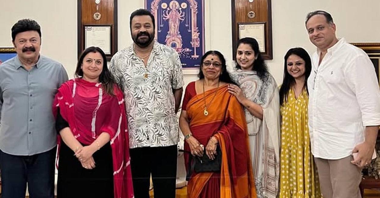 25 വർഷങ്ങൾക്കുശേഷം സുരേഷ് ഗോപിയെ കണ്ട് സുചിത്ര; കോളജിൽ നടിയുടെ സീനിയ ...