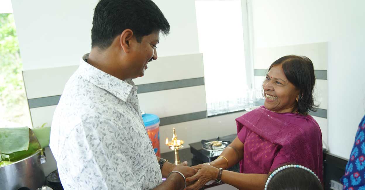 ‘വേണ്ടെന്നു പറഞ്ഞിട്ടും വിനീതേട്ടൻ നിർബന്ധിച്ചു’; ഡ്രൈവർക്ക് വീട് ...