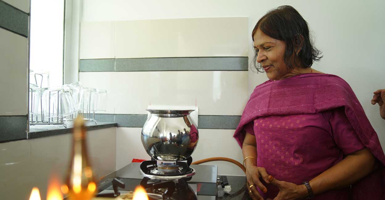 ‘വേണ്ടെന്നു പറഞ്ഞിട്ടും വിനീതേട്ടൻ നിർബന്ധിച്ചു’; ഡ്രൈവർക്ക് വീട് ...