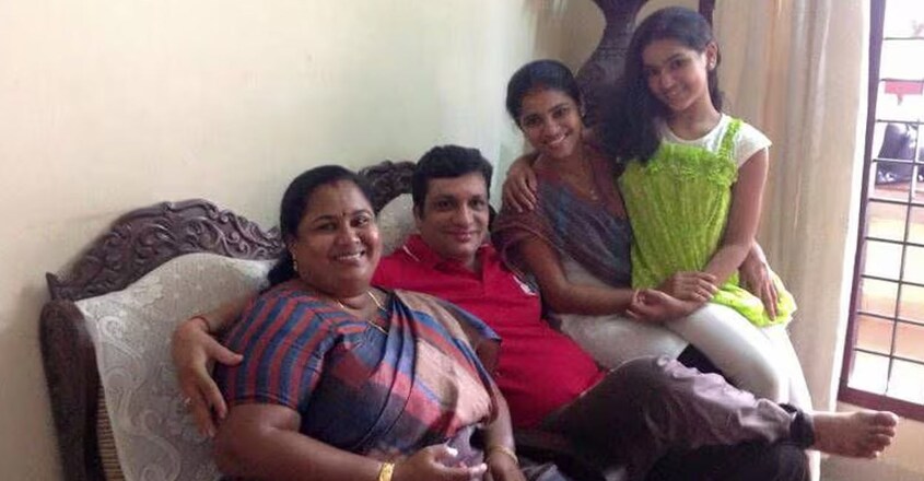 ഇതെന്റെ സഹോദരിയുടെ വിവാഹം; വസ്ത്രത്തില്‍ സ്നേഹം എഴുതി സാനിയ അയ്യപ്പ ...