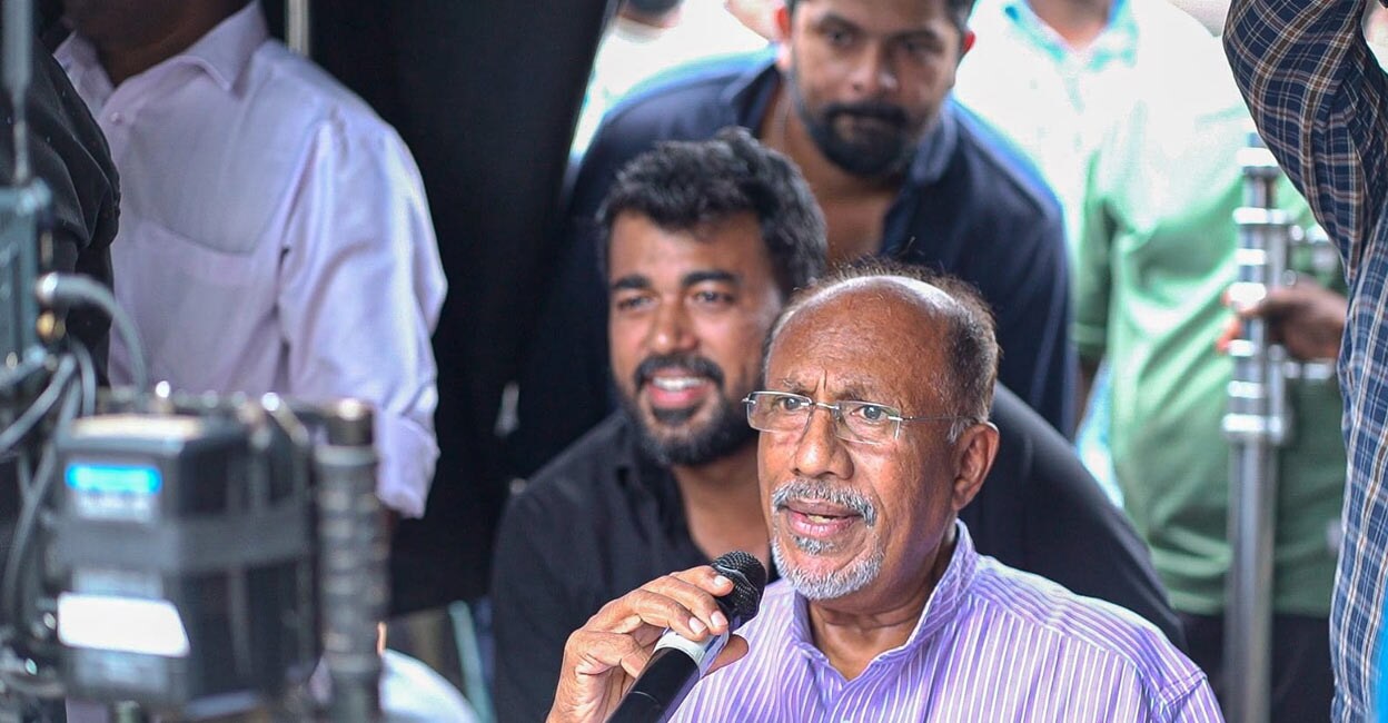 പാലാ കുരിശുപള്ളി മുറ്റത്ത് സുരേഷ് ഗോപിയും കബീറും തമ്മിൽ സംഘട്ടനം; ഷോട്ടെടുത്ത് ഭദ്ര ...