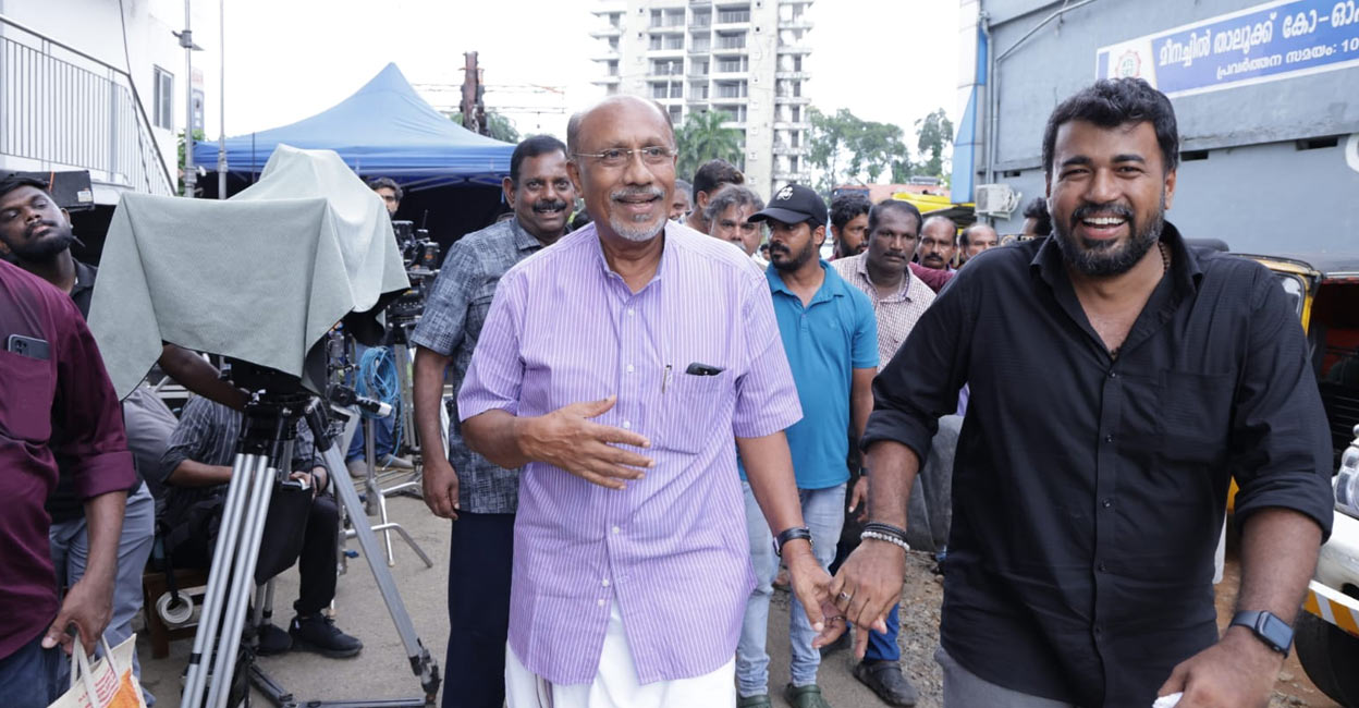 പാലാ കുരിശുപള്ളി മുറ്റത്ത് സുരേഷ് ഗോപിയും കബീറും തമ്മിൽ സംഘട്ടനം; ഷോട്ടെടുത്ത് ഭദ്ര ...