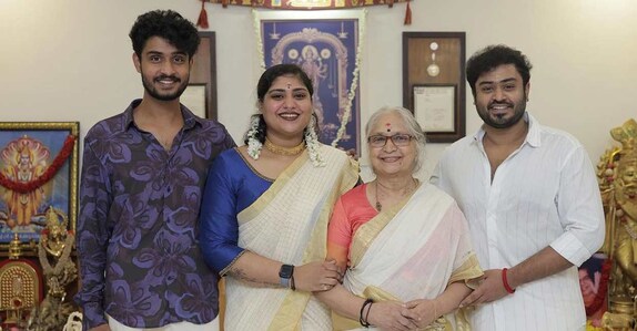 കുടുംബിനിയായി ഭാഗ്യ സുരേഷ്; ഭർത്താവിന്റെ വീട്ടിൽ നിന്നുള്ള ചിത്രവുമായി താരപുത്രി | Bhagya Suresh ...