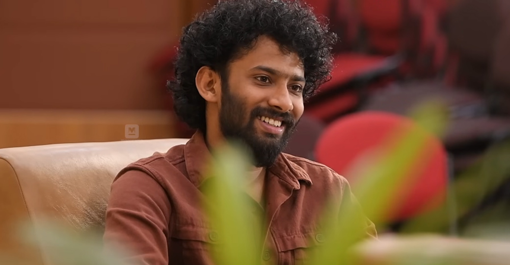 ബക്കറ്റിലും പാട്ടയിലും സ്ട്രിങ്സ് വച്ച് പോറ്റി തീം മ്യൂസിക് ...