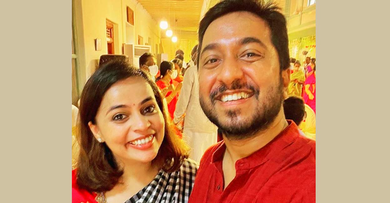 ‘റാഗിങ്ങിലൂടെ പരിചയപ്പെട്ടു, ലാൻഡ് ഫോണിലൂടെ പ്രണയിച്ചു, 17 വർഷങ്ങ ...