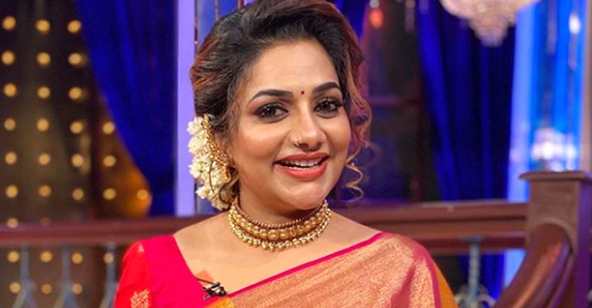 'ദൈവം സൗന്ദര്യം വാരിക്കോരി തന്നു പോയി, എന്തു ചെയ്യാനാ ...