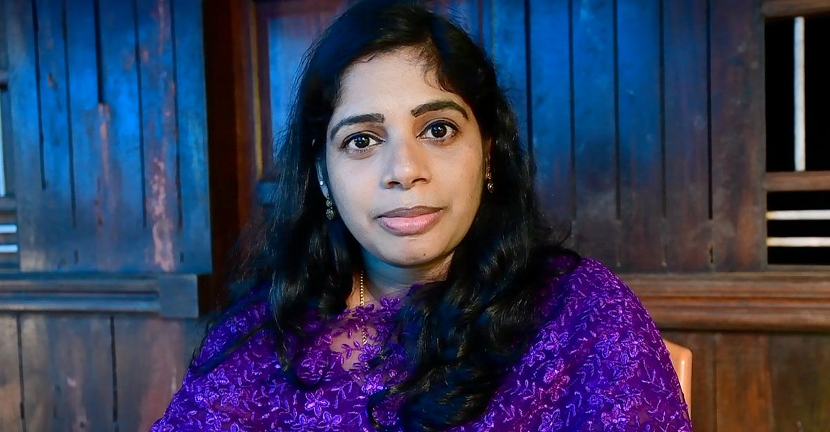 സ്കൂള്‍ കാലത്ത് വെറുതെ എഴുതി; ഇപ്പോൾ നാട്ടിലെങ്ങും പാട്ടായി ഷെറിന്റെ ...