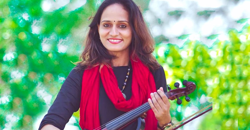 ആരാധകർ പറയും, രൂപ വയലിനിൽ വായിക്കും; രൂപ രേവതിയുടെ ലൈവ് പരിപാടി ഹിറ്റ് ...