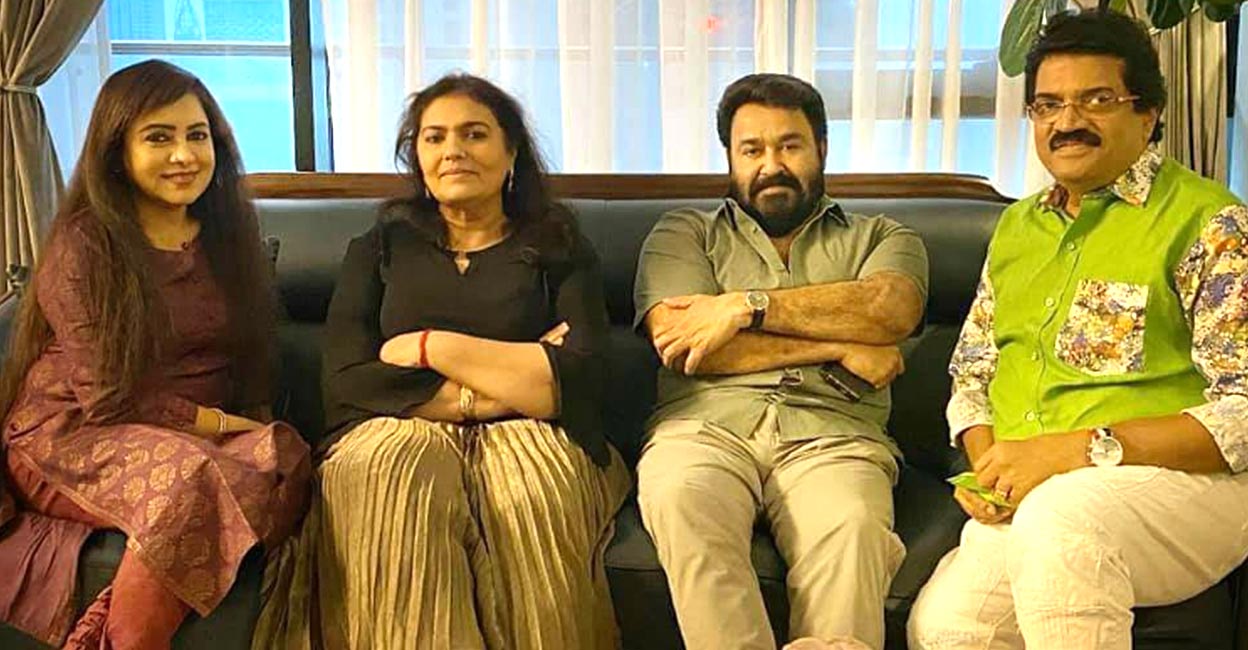 മോഹൻലാലിനും സുചിത്രയ്ക്കും അതിഥികളായി എം.ജി.ശ്രീകുമാറും ഭാര്യയും ...