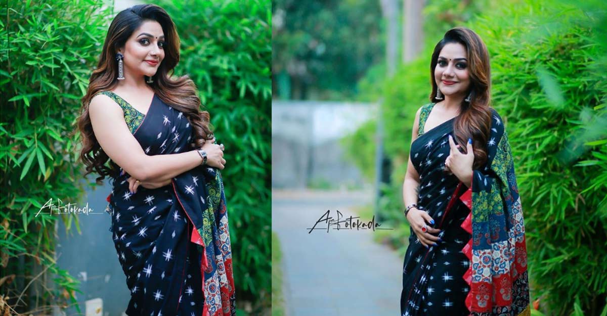 സിംപിൾ സാരിയും സ്ലീവ്‌ലെസ് ബ്ലൗസും; കറുപ്പഴകിൽ റിമി ടോമി, ഒപ്പം ...