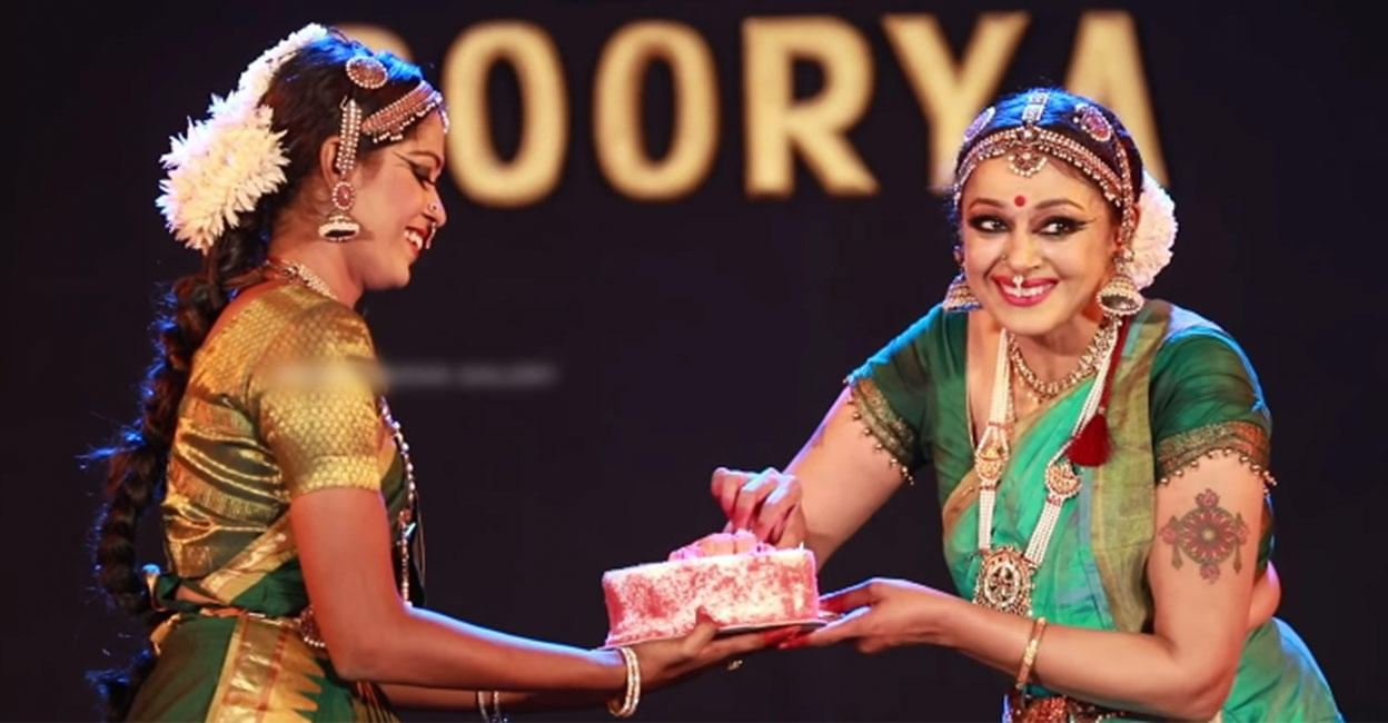 നൃത്ത വേദിയിൽ ശോഭനയ്ക്കു സർപ്രൈസ്; പിറന്നാൾ ആഘോഷത്തിന്റെ മനോഹര കാഴ്ച ...