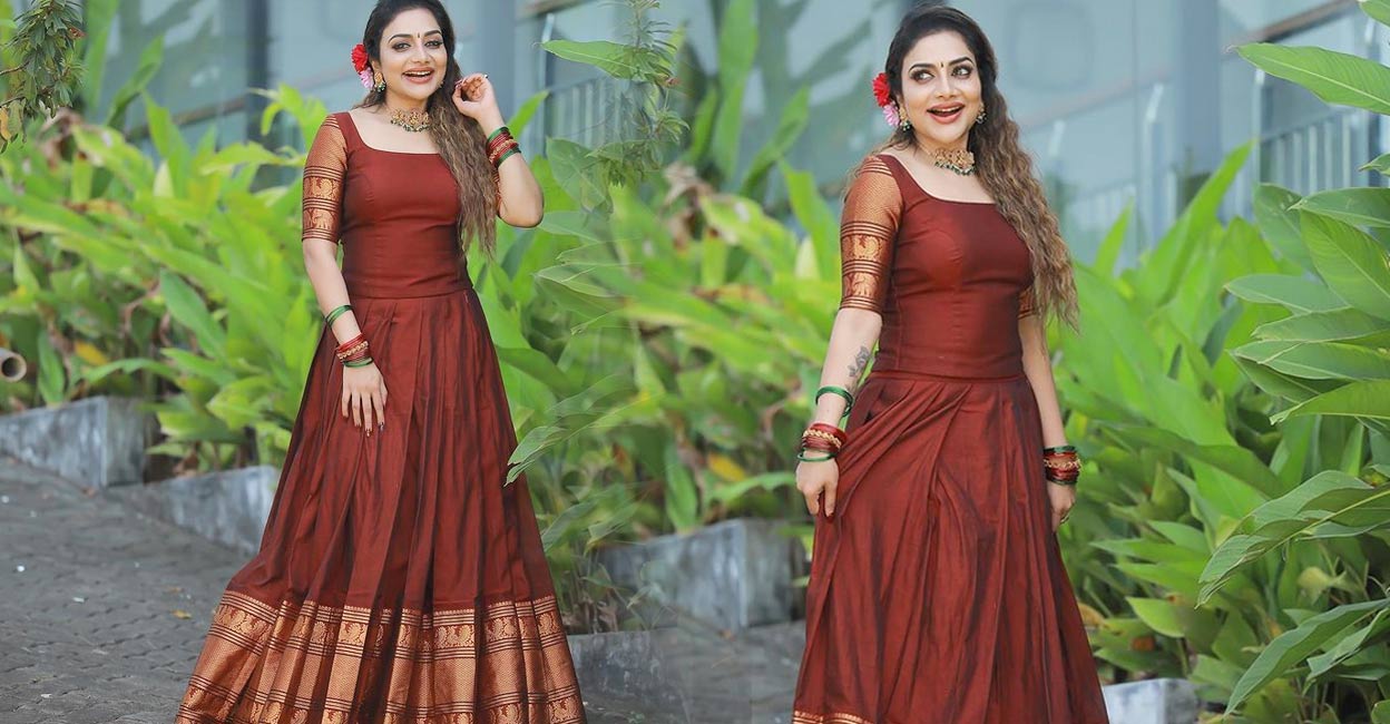 മെറൂൺ അഴകിൽ റിമി; പട്ടുപാവാടയിൽ തിളങ്ങി പുത്തൻ ചിത്രങ്ങൾ | Singer Rimi ...