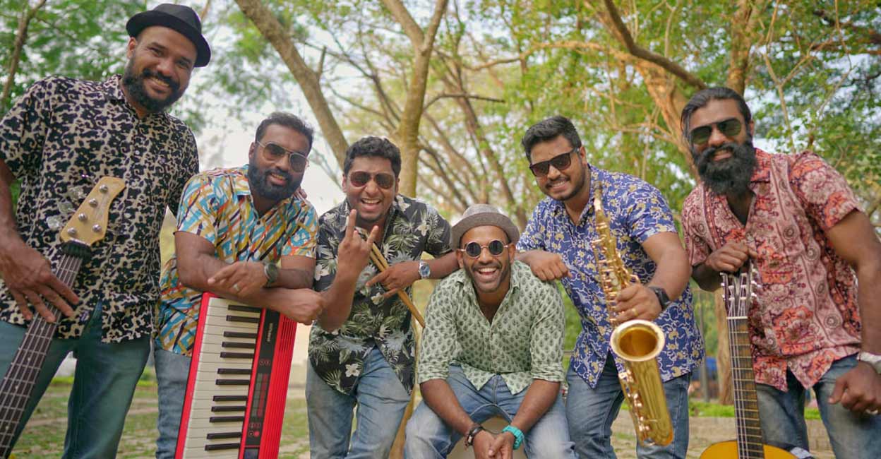 താളം പിടിപ്പിച്ച് പെർഫ്യൂം ബാൻഡ്; ഓണപ്പാട്ടിൽ താളം തുള്ളി ആസ്വാദക ...