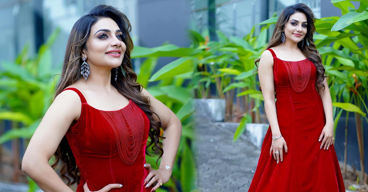 സ്ലീവ്‌ലെസ് ഗൗണിൽ റിമി, സ്ലിം ബ്യൂട്ടിയെന്ന് വിളിച്ച് ആരാധകർ; പുതുവർഷ ...